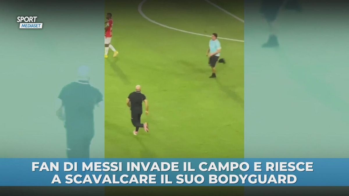 Fan di Messi invade il campo e riesce a scavalcare il bodyguard ...