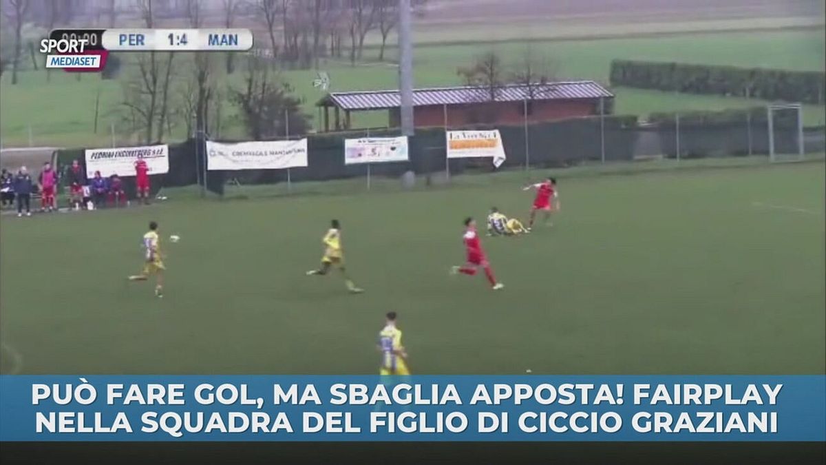 Può fare gol, ma sbaglia apposta!Fairplay nella squadra del figlio di ...