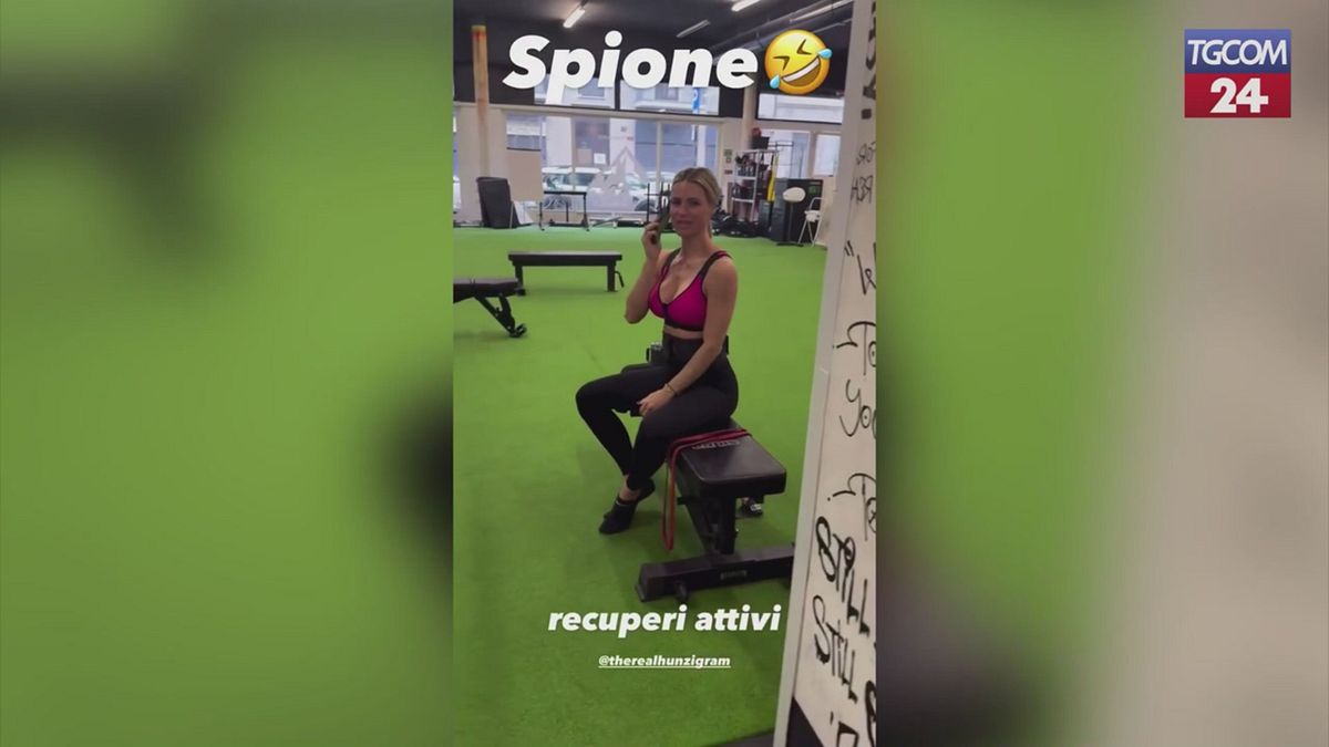 Michelle Hunziker interrompe l'allenamento per fare una telefonata, la ...