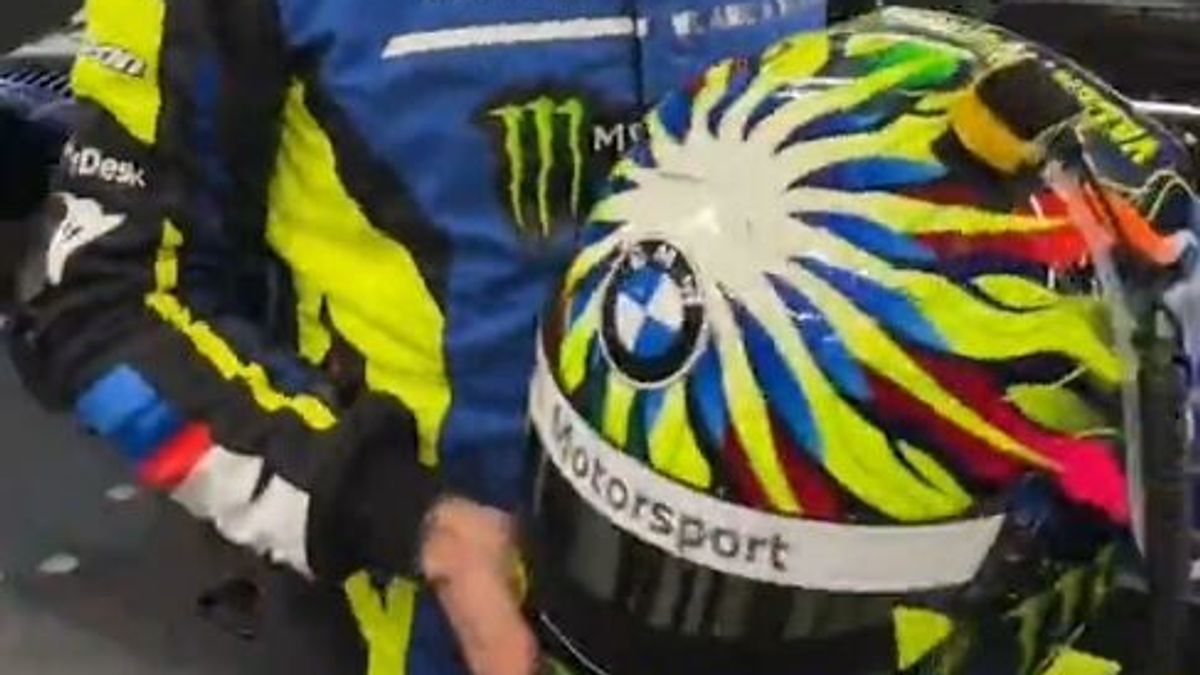 Vale Rossi presenta il suo casco per la stagione 2025