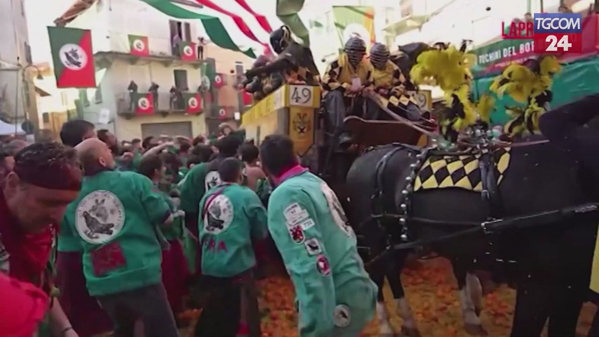 Ivrea, la storica battaglia delle arance anima il Carnevale 2025