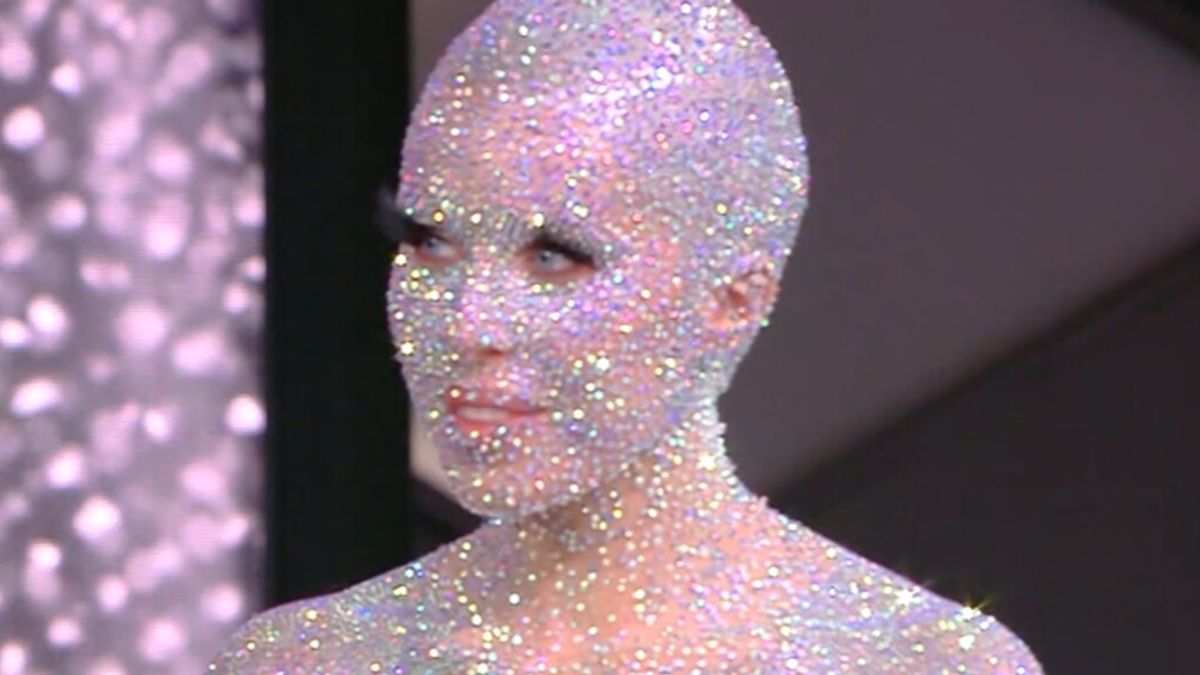 "Lo show dei record", Holly Murray: oltre 74mila strass sul corpo