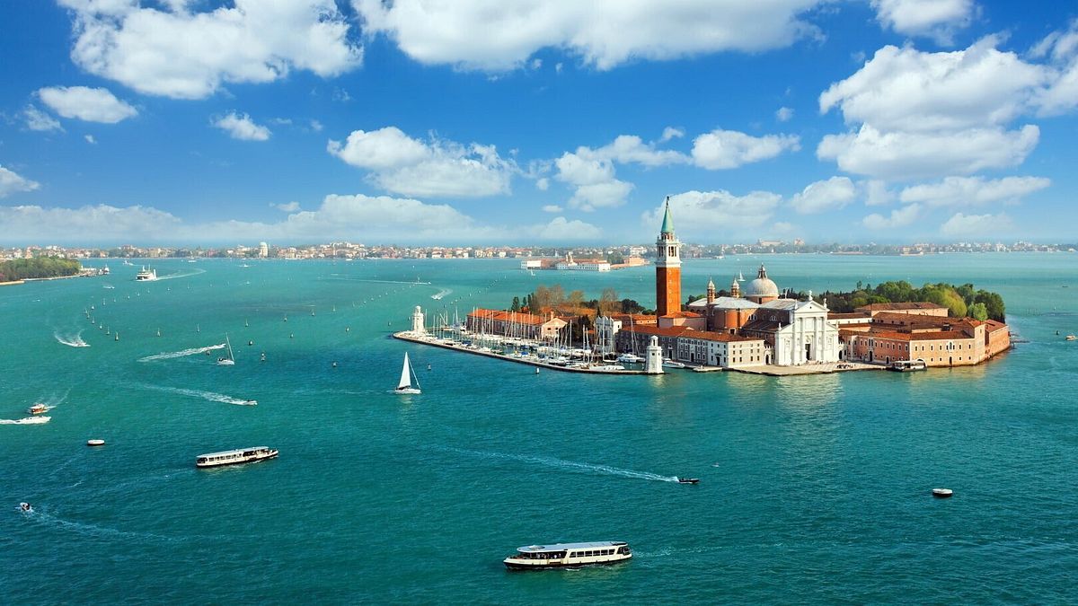 Venezia tassa le mini-navi di lusso: 15mila euro al giorno