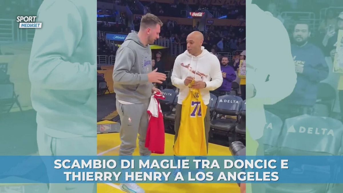 Scambio di maglie tra Doncic e Thierry Henry a Los Angeles - SportMediaset