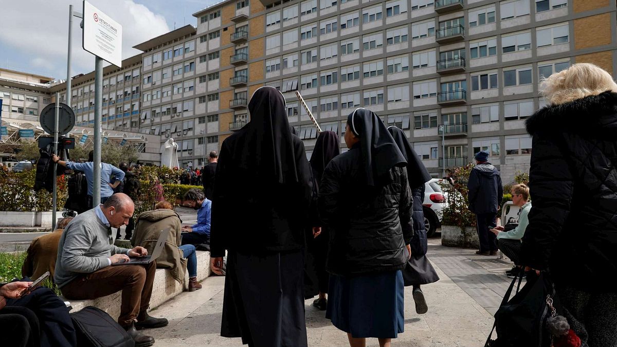 Papa Francesco, fedeli emozionati nel piazzale del Gemelli pregano per ...