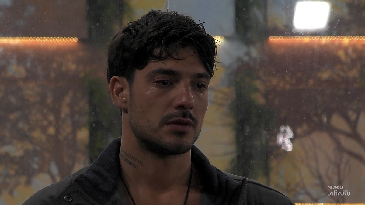 "Grande Fratello", Lorenzo canta Ultimo e scoppia in lacrime