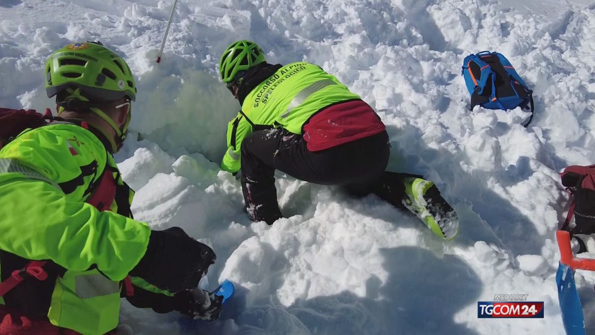 Rischio valanghe in montagna, viaggio con l'elisoccorso durante un ...