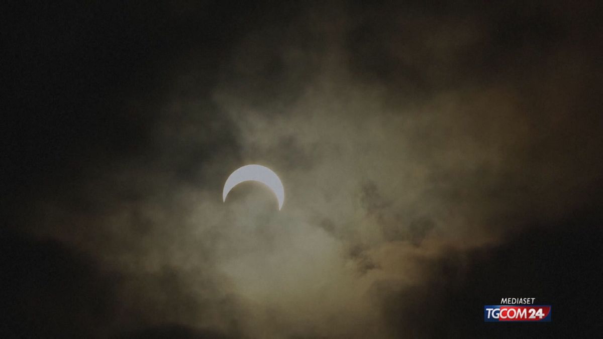 Il mondo con gli occhi al cielo per l'eclissi solare parziale
