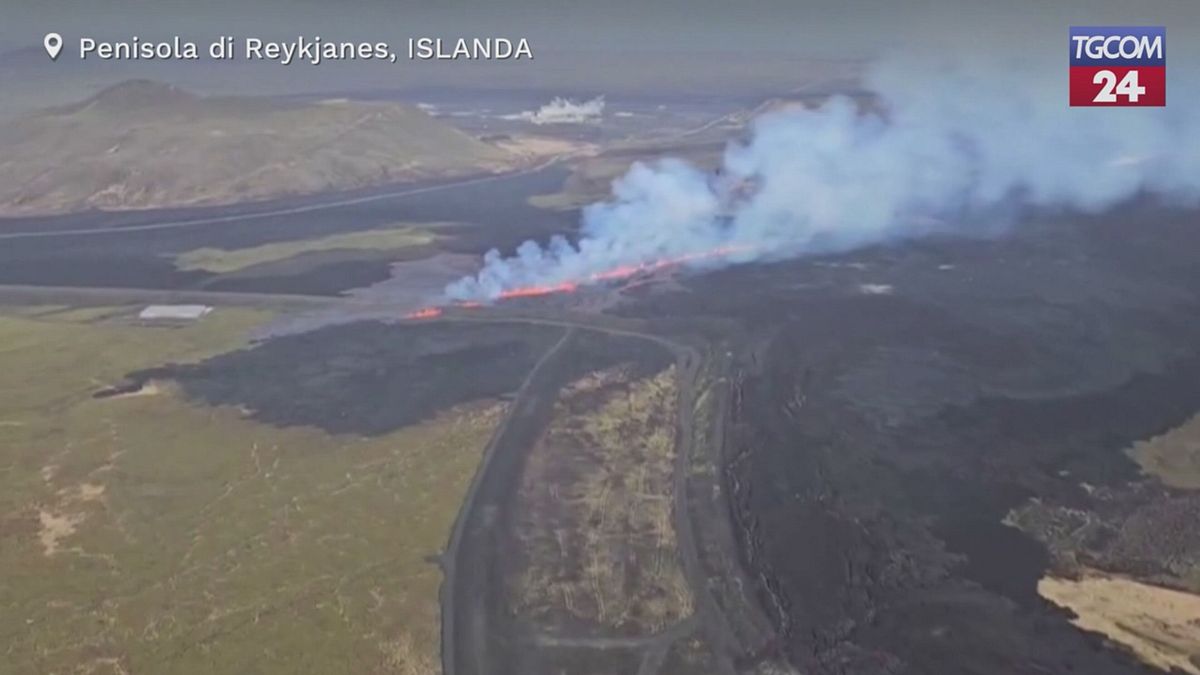 Vulcano erutta in Islanda: le immagini dall'elicottero