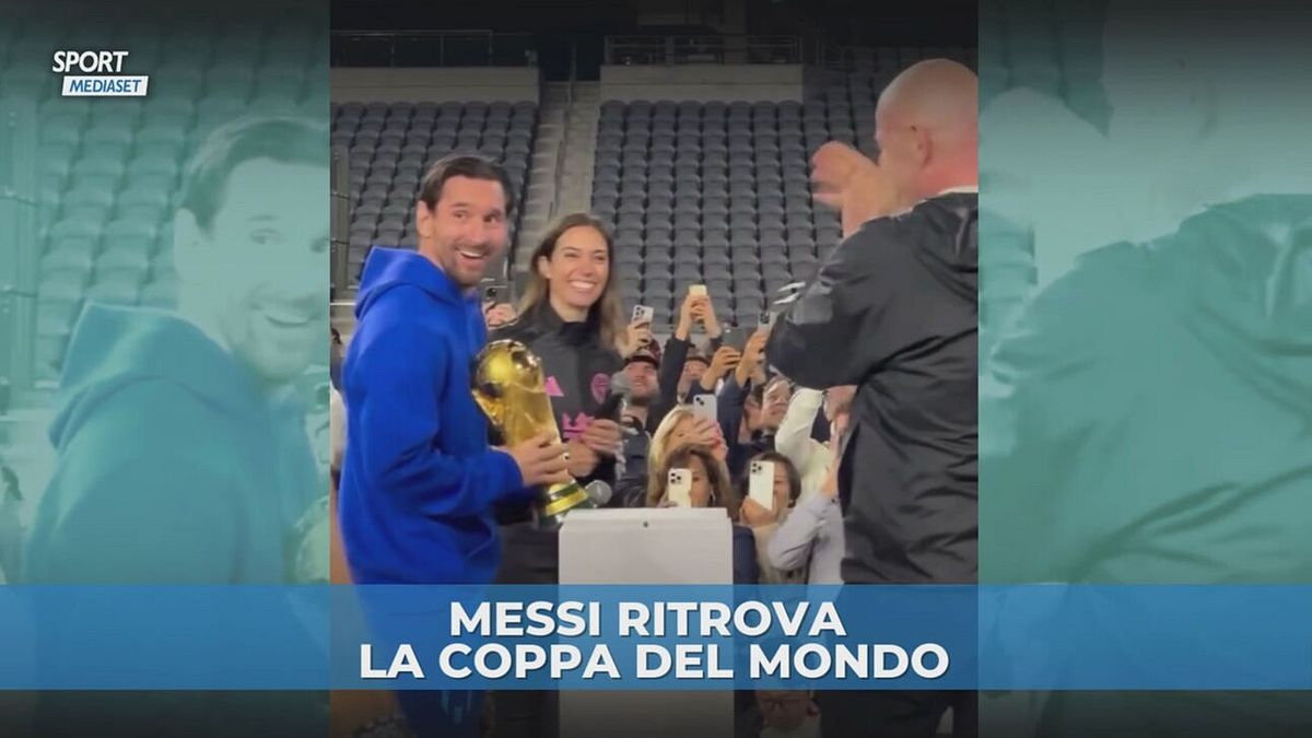 Messi ha di nuovo tra le mani la "sua" Coppa del Mondo e la bacia ...
