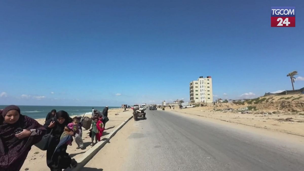 Gaza, esplosioni davanti al mare: palestinesi in fuga