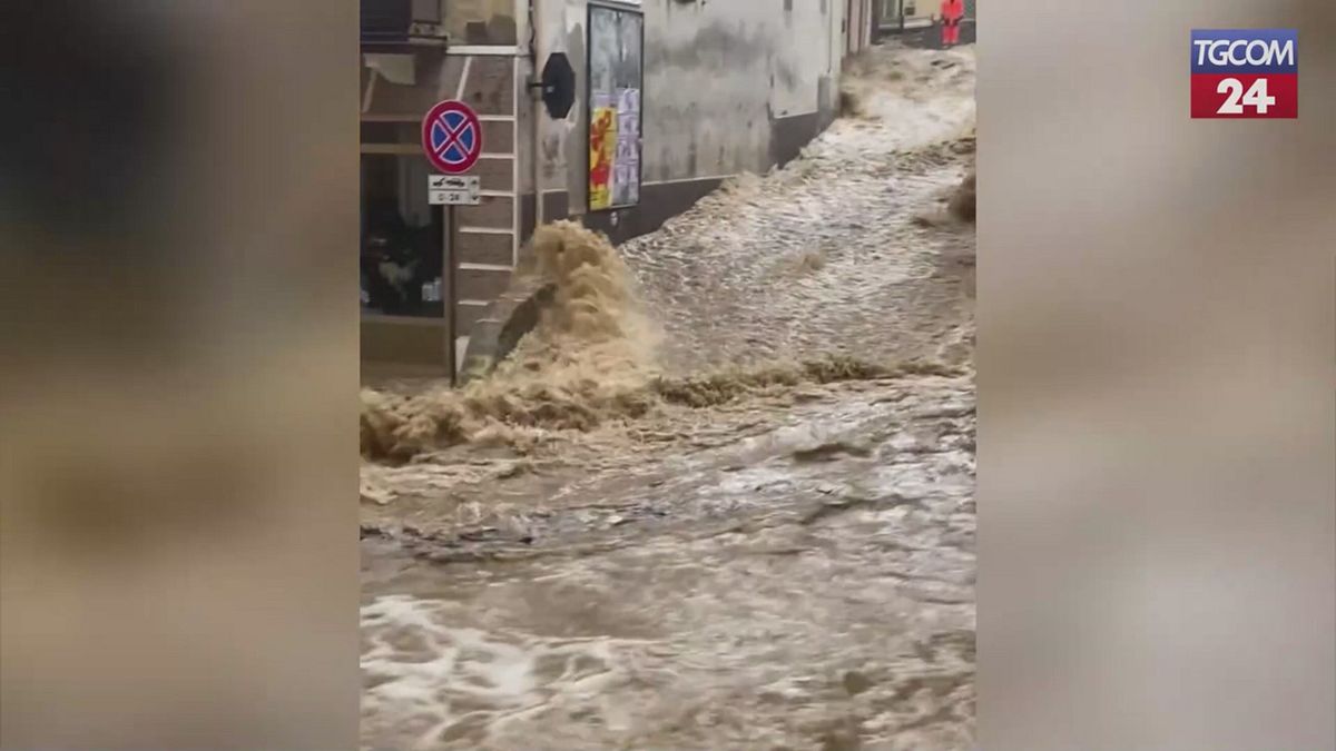 Rubiana, esonda il torrente: una cascata in strada