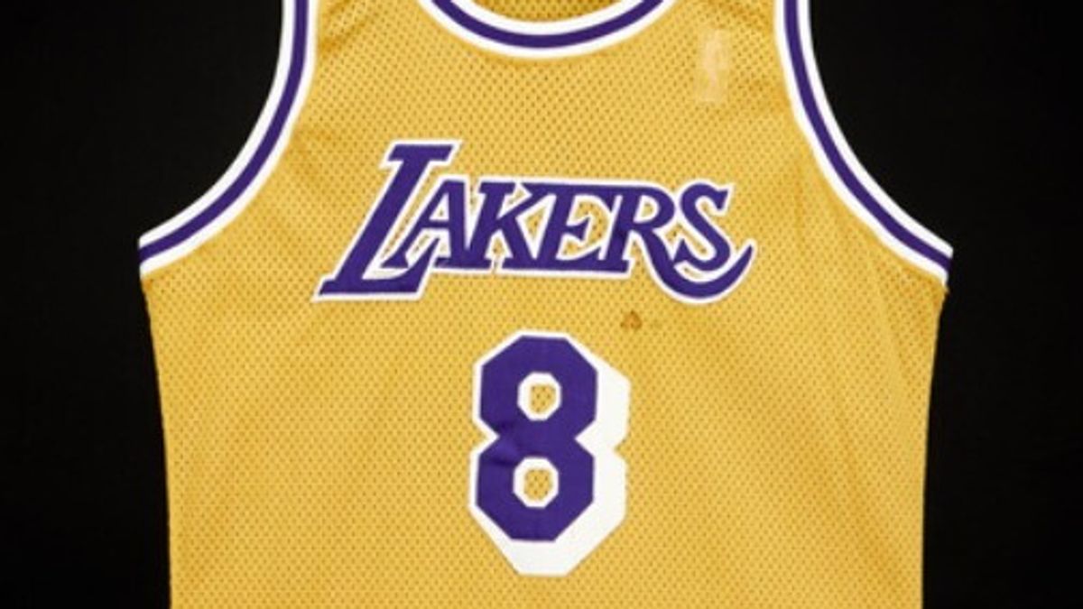 Kobe Bryant intramontabile: la sua prima maglia coi Lakers venduta al ...