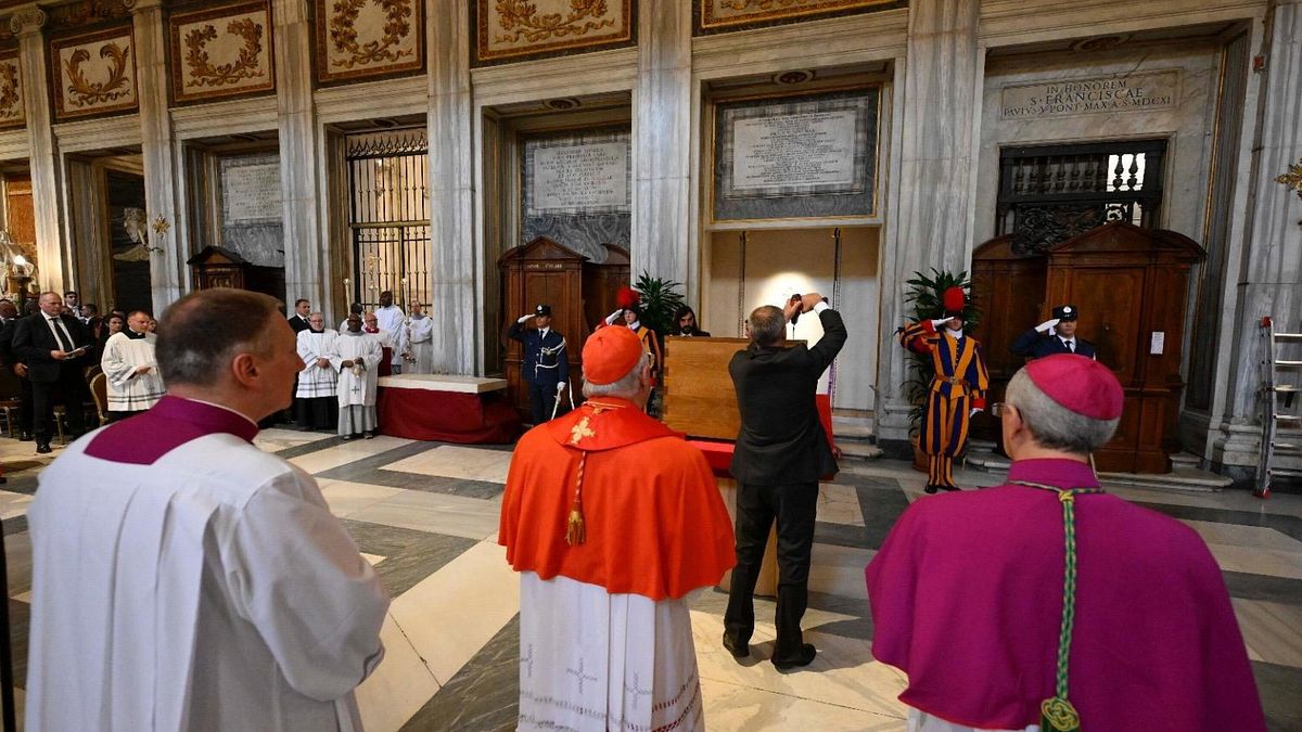 Papa Francesco, i cardinali a Santa Maria Maggiore per l'omaggio