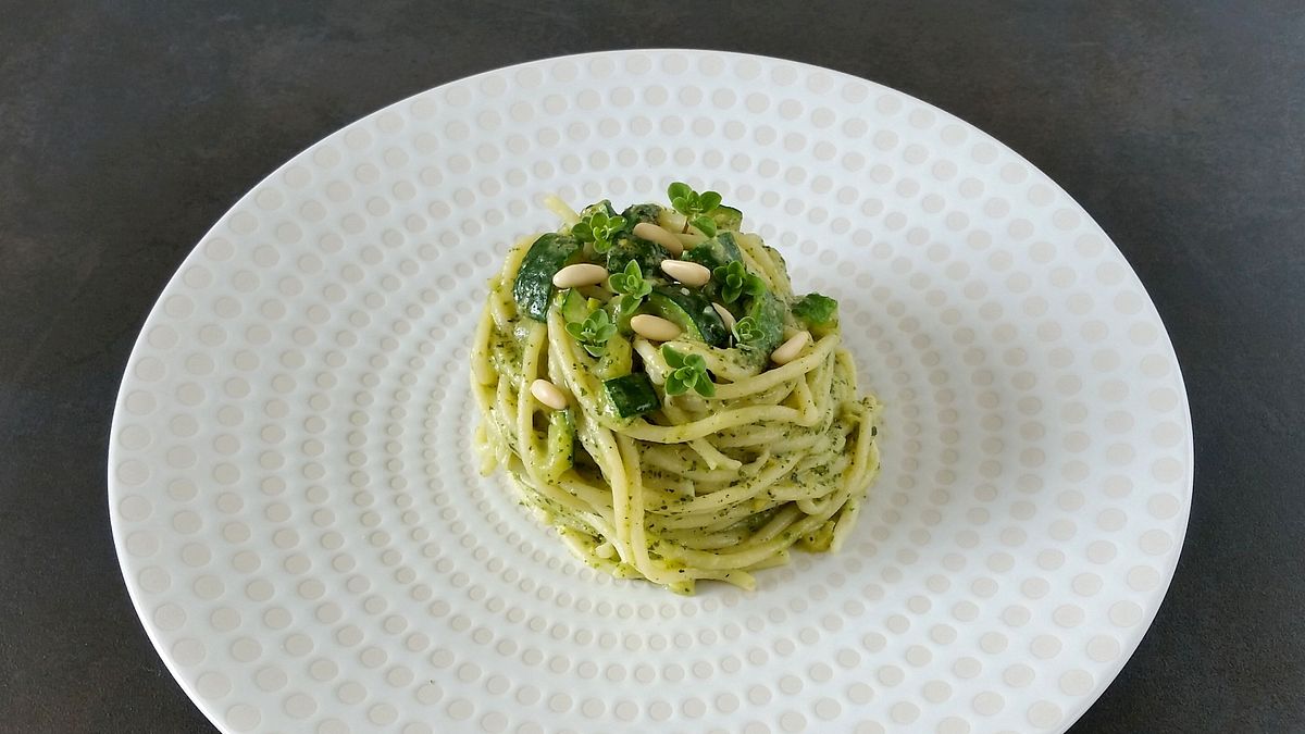 Spaghetti con zucchine, pesto, maggiorana e pinoli