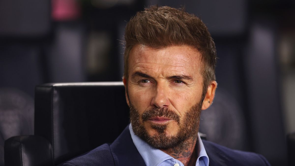 David Beckham compie 50 anni: mezzo secolo di un icona del calcio glamour