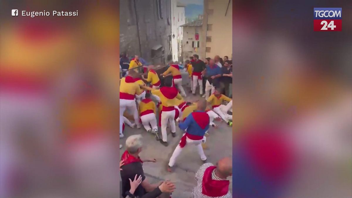 Gubbio, il cero di Sant'Ubaldo cade sulla folla: ferita una turista ...