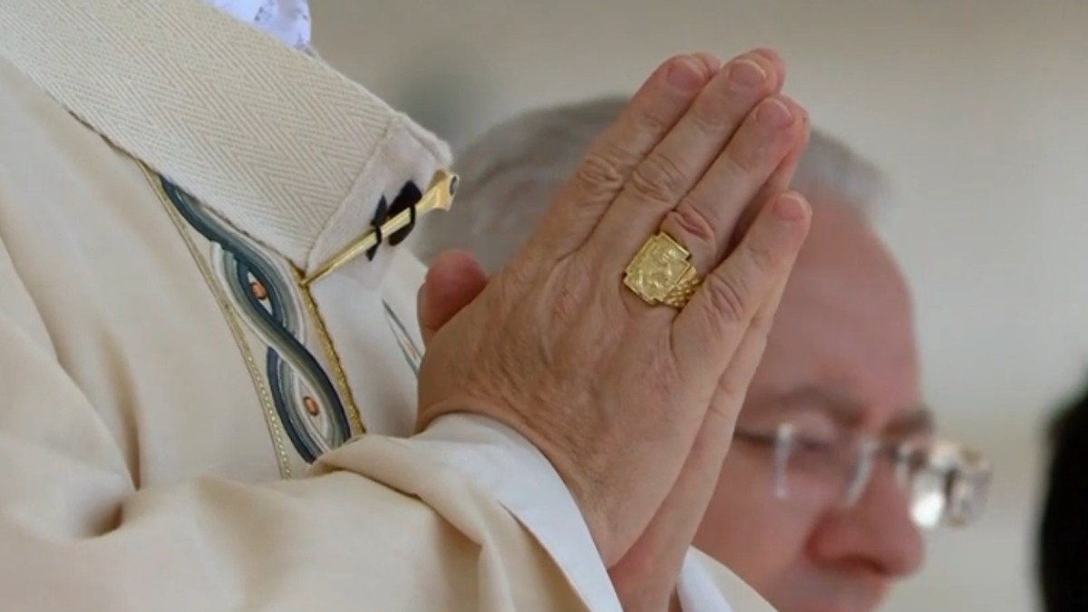 Papa Leone XIV si commuove ricevendo Pallio e Anello del Pescatore