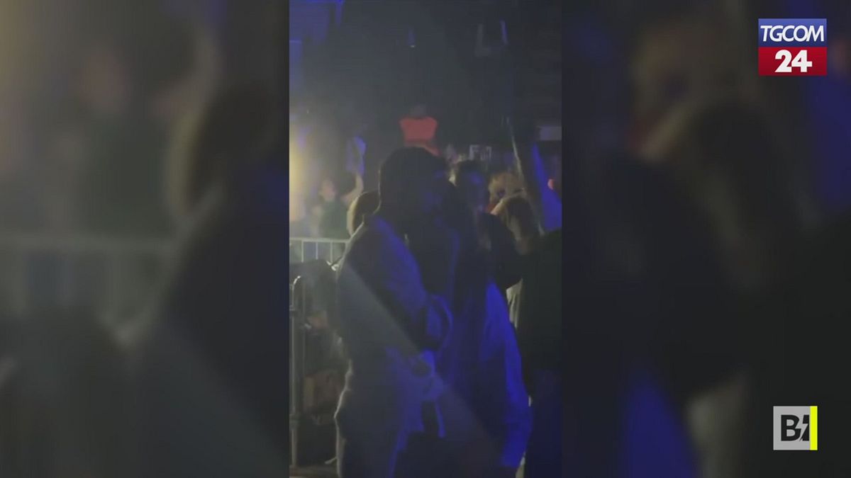 Mahmood canta "Barrio" e Mengoni balla al Forum di Assago