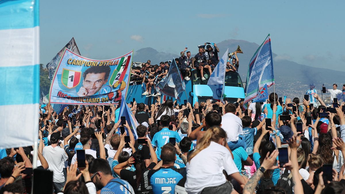 Napoli, la parata dei Campioni d'Italia LIVE: la città abbraccia la squadra
