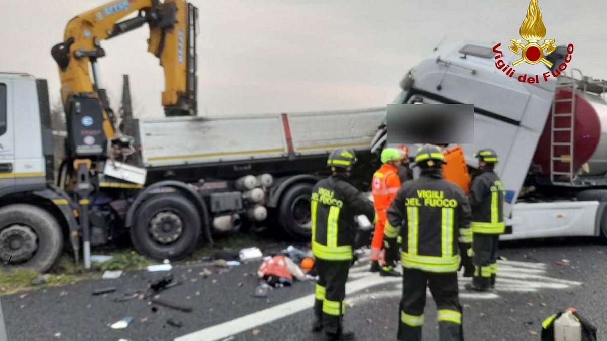 Forlì-Cesena, scontro tra camion sull'A14: muore operaio Forlì-Cesena, scontro tra camion sull'A14: muore operaio