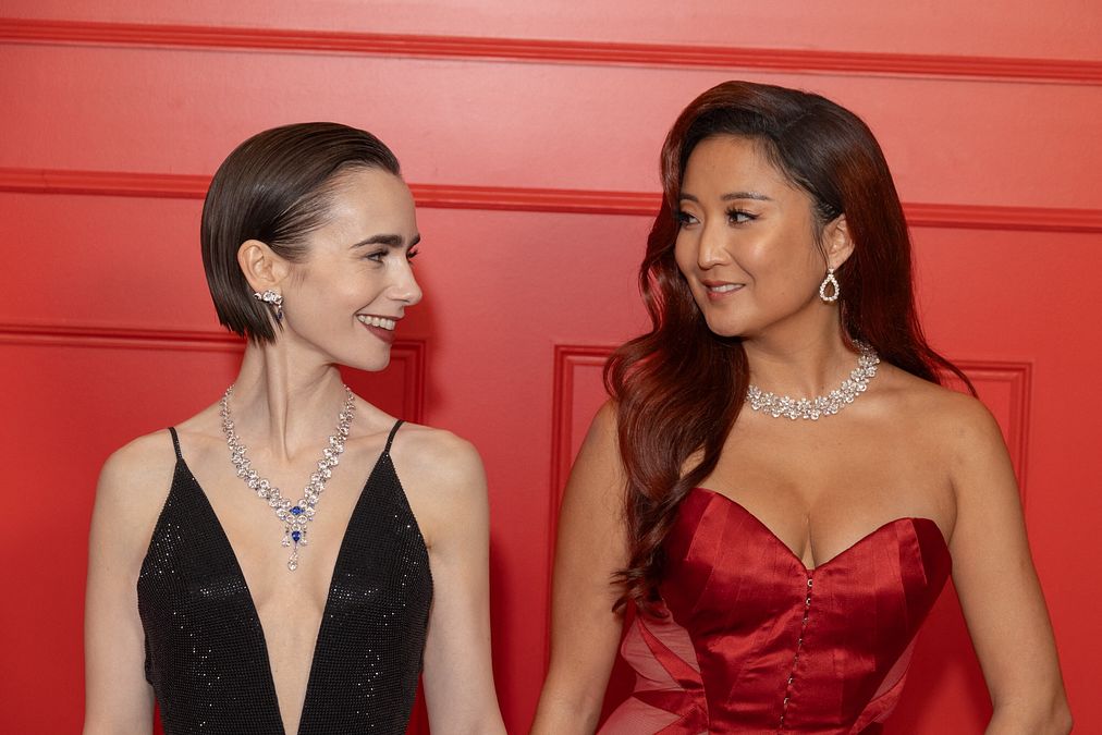 Dai look alla "Emily in Paris" al caschetto iconico: cosa copiare a ...