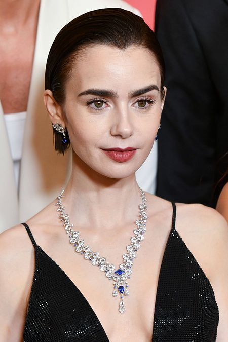 Dai look alla "Emily in Paris" al caschetto iconico: cosa copiare a ...