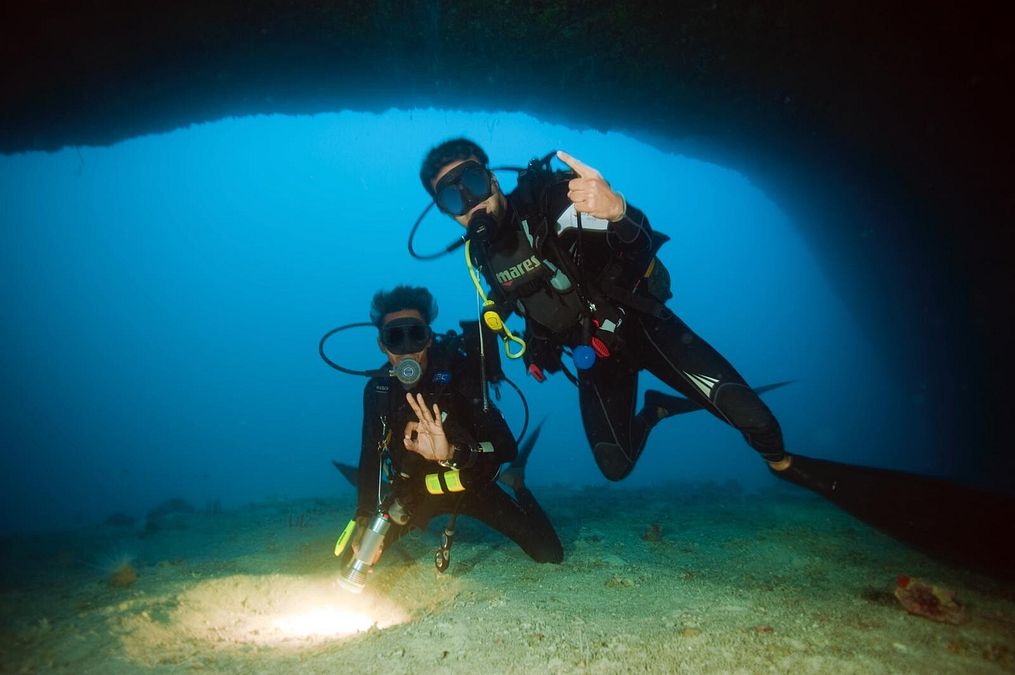 Maldive All Interno Della Grotta Di Thinwana Kandu Dove Sono Scomparsi