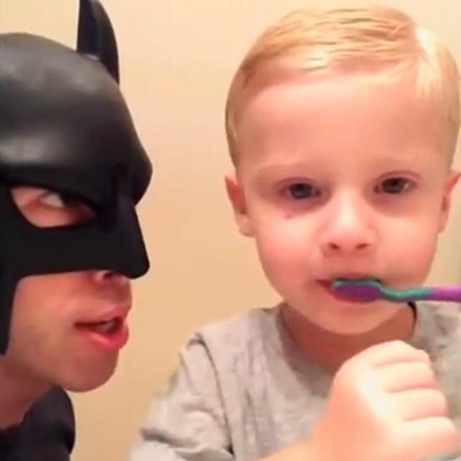Il papà Batman diverte la famiglia - Tgcom24