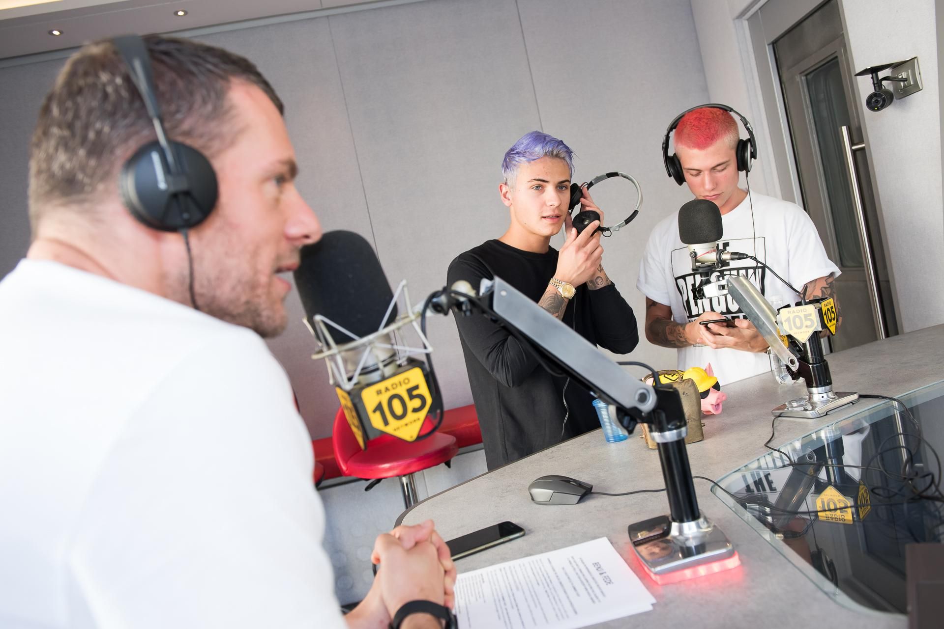 Ecco Fede con i capelli blu! Le foto dell’intervista di Benji & Fede a ...