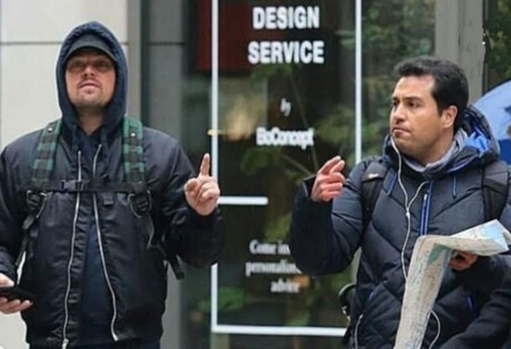 Leonardo DiCaprio indica la strada ad un turista (che non lo riconosce ...