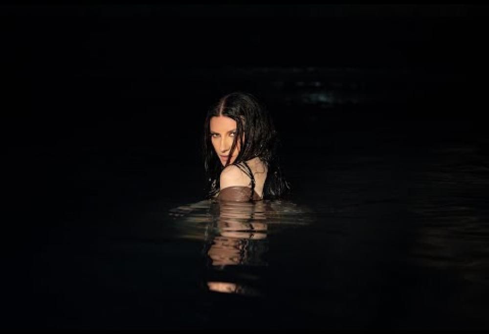 Laura Pausini: guarda il video di Ritorno ad amare con l’omaggio a ...