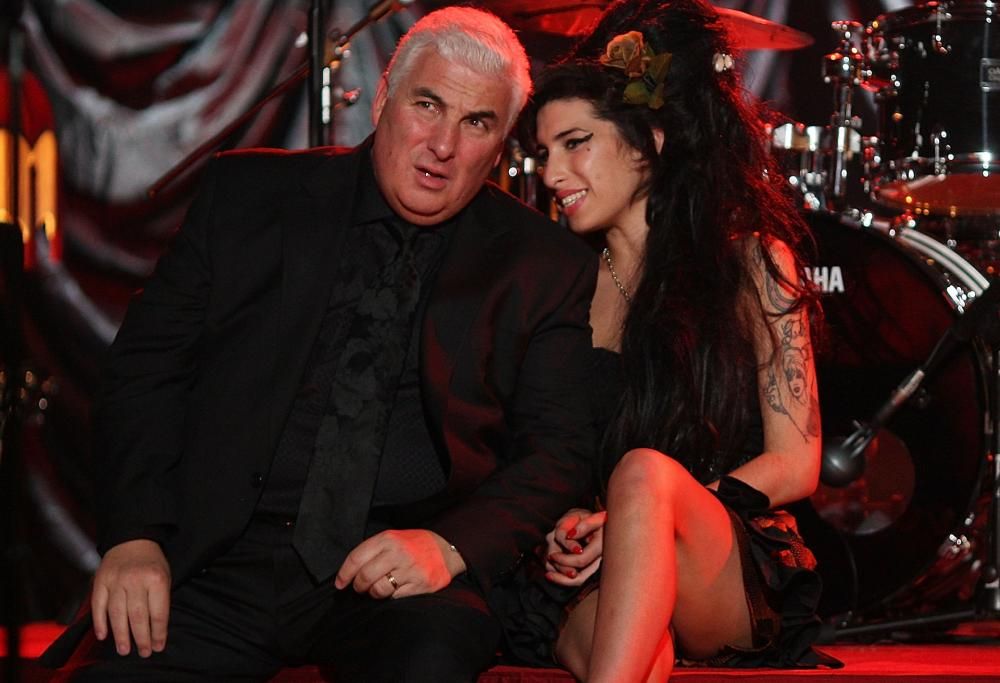 Amy Winehouse in posa col padre come sei anni fa: ma è solo una sosia ...