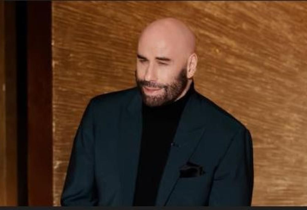 John Travolta sopraffatto dall’emozione durante l’omaggio a Olivia ...