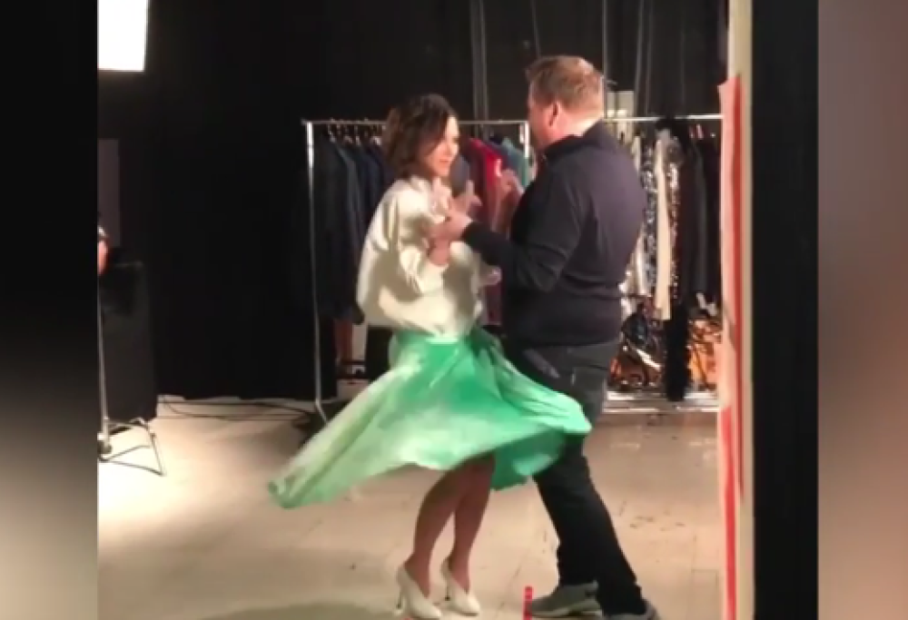 Victoria Beckham torna ai tempi delle Spice Girls e balla con James ...