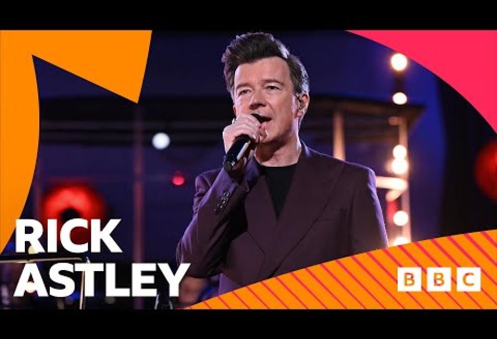 Rick Astley esegue Shape Of You di Ed Sheeran - Radio Monte Carlo