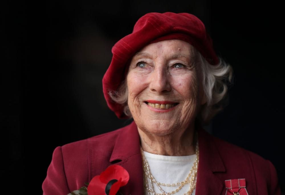 La Regina Elisabetta e gli inglesi piangono la scomparsa di Vera Lynn ...