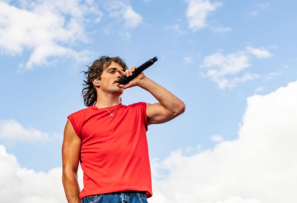 Benson Boone esegue When We Were Young di Adele e incanta il pubblico ...