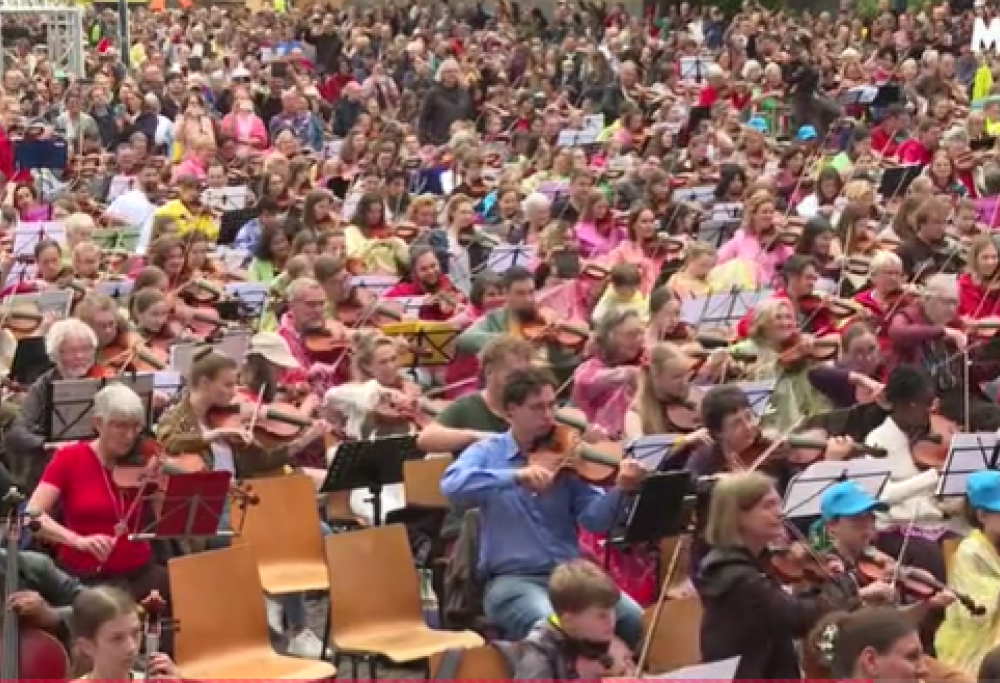 1353 musicisti suonano in piazza l’Inno alla gioia. Il video - Radio ...