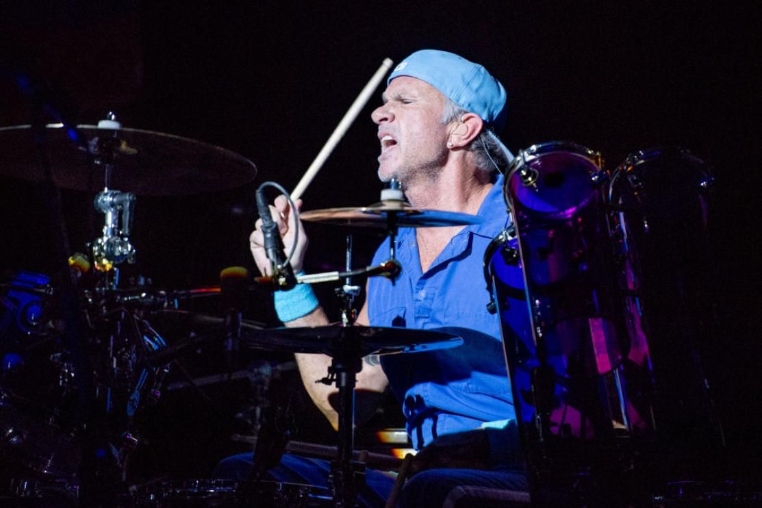 Red Hot Chili Peppers: Chad Smith ha inveito contro un fan che lo ha ...
