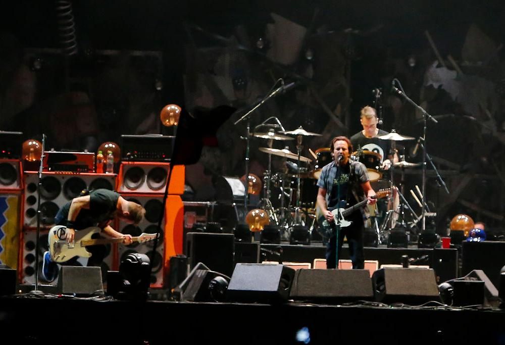 Pearl Jam: dedicano un brano ad Anthony Bourdain durante la prima ...