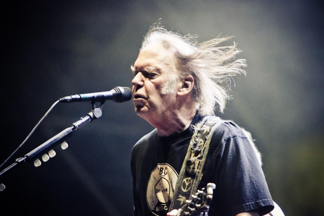 Coronavirus, Neil Young pubblica un nuovo video del brano Shut It Down ...