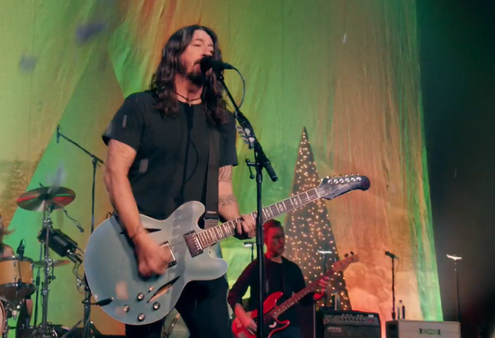 I Foo Fighters hanno suonato in streaming per la serie Holiday Plays ...