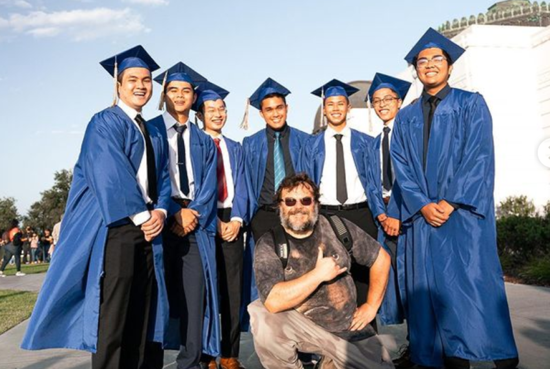 Jack Black si presenta a sorpresa alla consegna dei diplomi di un liceo ...